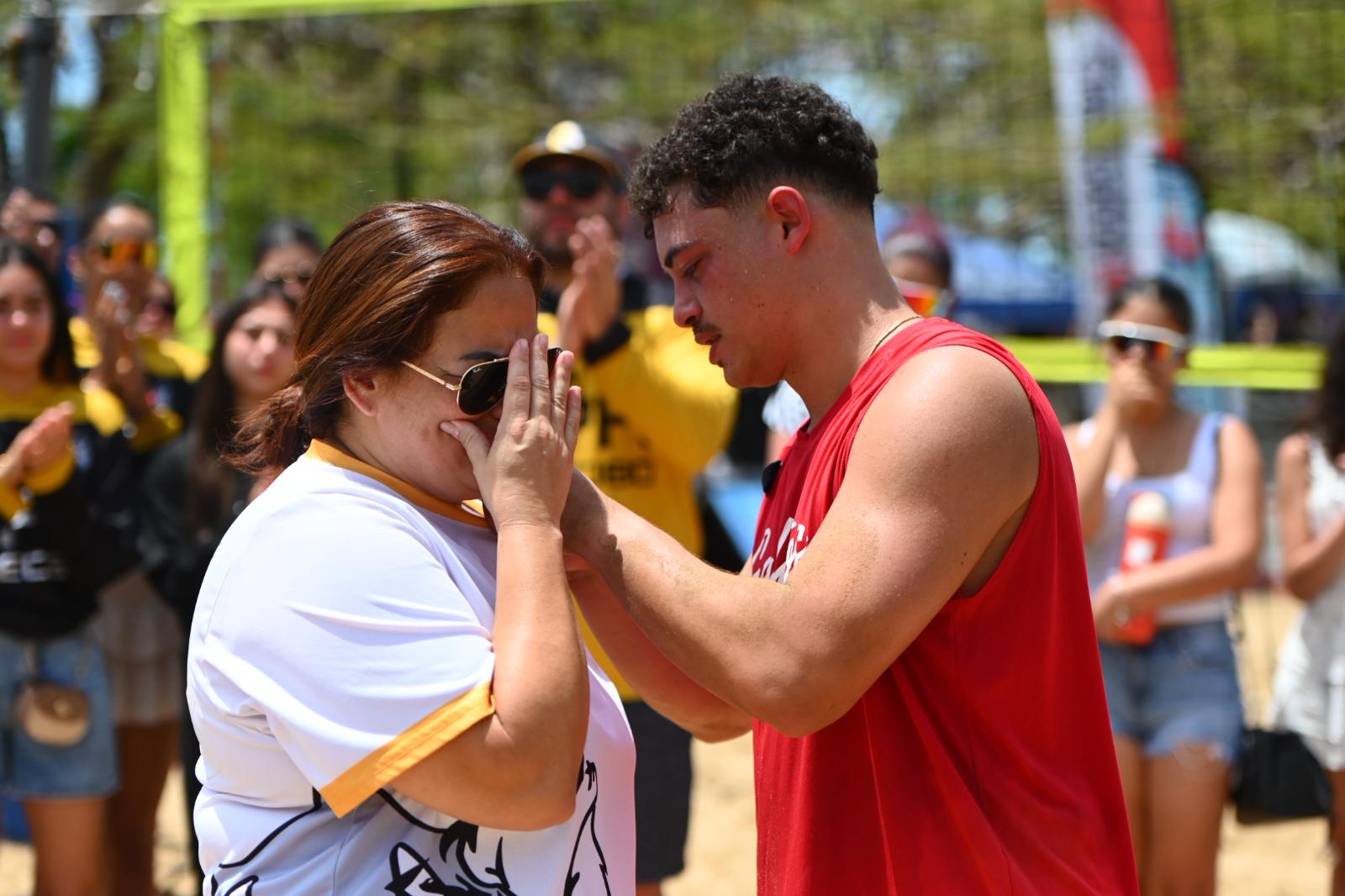 Madre de Axel Román Dorta es abrazada por el amor de los estudiantes ...